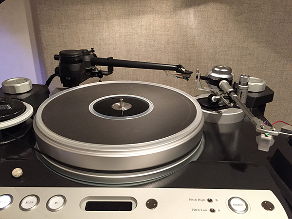 Analog Corner #243: TechDAS Air Force Two turntable, Graham Phantom ...